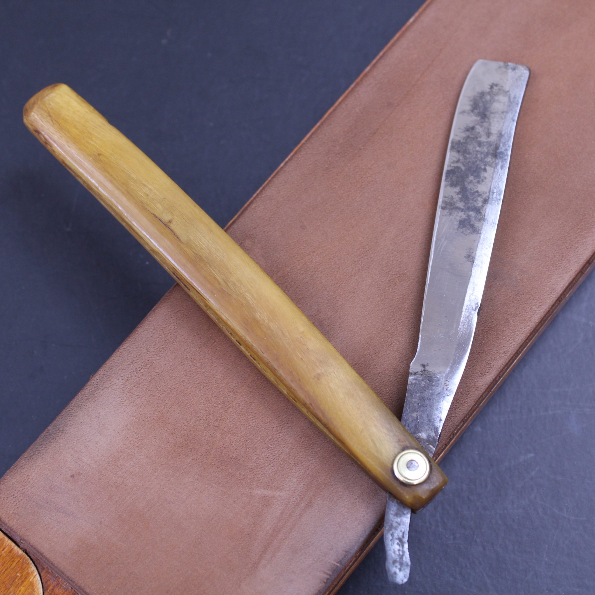 The history of straight razors - Invisible Edge